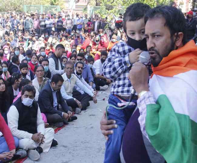 Reservation in promotion: महामारी के बीच सपरिवार धरने पर बैठे कार्मिक ...