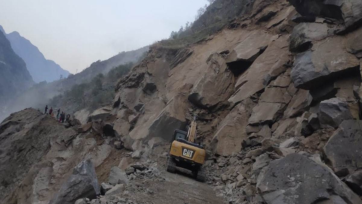 Pithoragarh: बारूदी विस्फोट से चट्टान खिसकी, घंटों बंद रहा मार्ग ...
