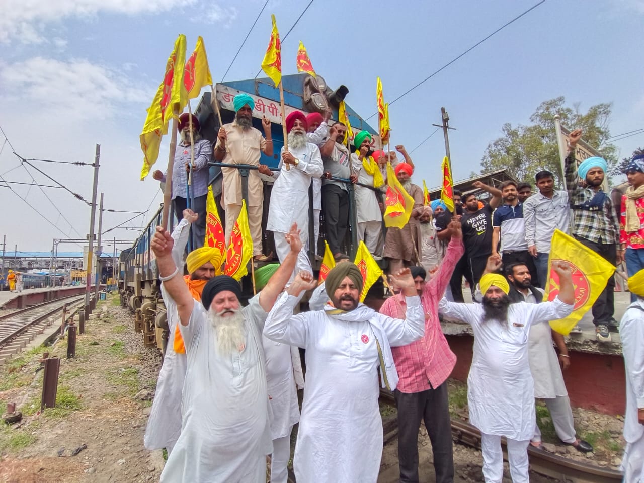 Rail Roko: पंजाब में रेलवे ट्रैक पर किसानों का धरना, फिरोजपुर मंडल की ...