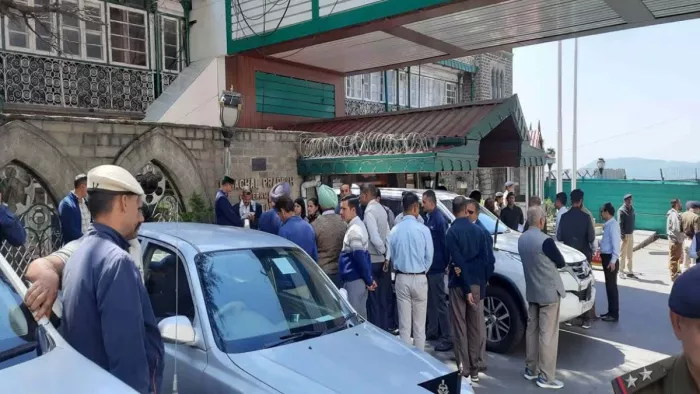 Himachal News: बम निरोधक दस्ता और डॉग स्क्वायड ने CMO के वेटिंग रूम की ली तलाशी, बम से उड़ाने की ...