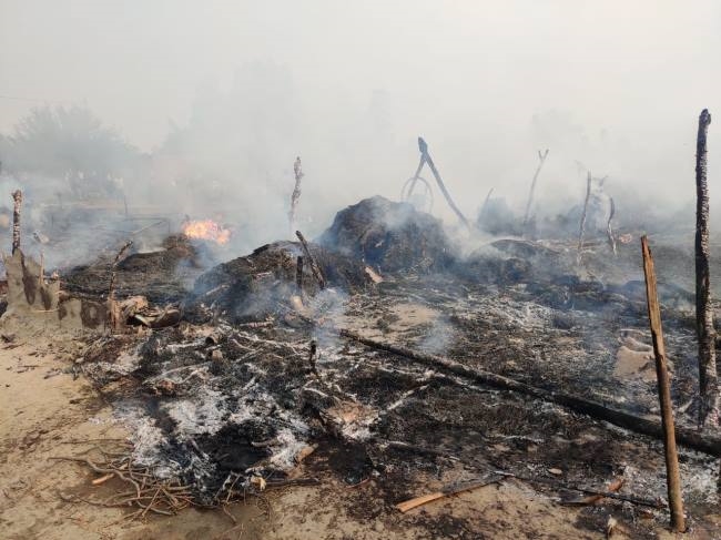 चिगारी से भड़की आग, 22 झोपड़ियां राख