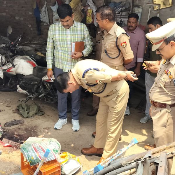 कबाड़ गोदाम में धमाके से एक की मौत, एसपी विद्या सागर मिश्र मौके पर ...