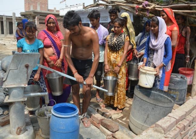प्यासी धरती में बूंद गिरते ही शोर .. आ गया पानी - Due to drinking water ...