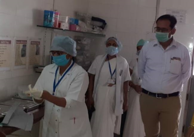 जांच टीम ने देखा सामुदायिक स्वास्थ्य केंद्र हाल - investigation team ...