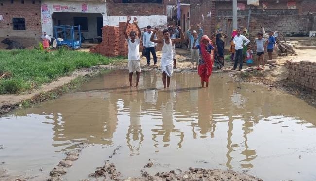 तीन दशक से बदहाल है गांव सिहोला की सड़क - तीन दशक से बदहाल है गांव ...