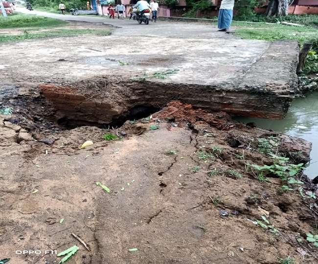 Sasaram आगे कुआं पीछे खाई ऐसा ही हाल है जर्जर बुढ़वल पुल गड्ढ़ों से ...