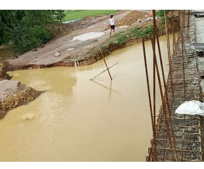 एनएच 333 जमुई-खड़गपुर मार्ग पर डायवर्जन नदी के तेज धार में बहा, यातायात ...