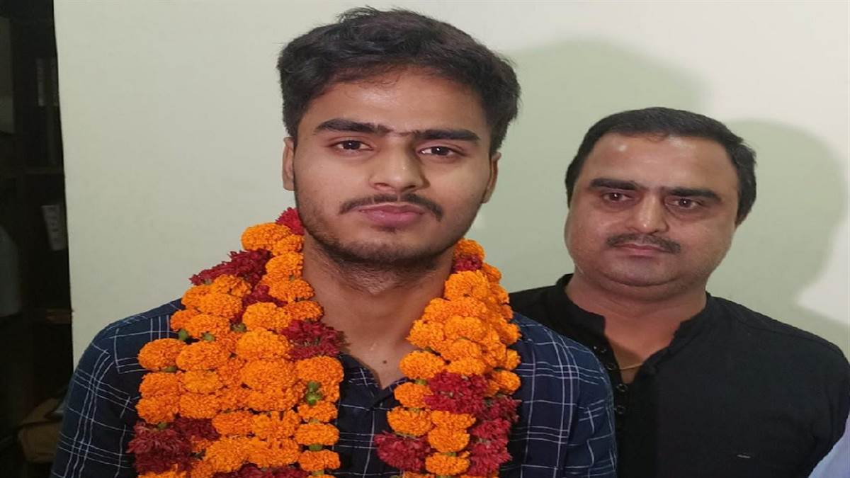UP Board 12th Topper : यूपी में चौथी रैंक पाने वाले प्रखर स्टार्टअप से ...