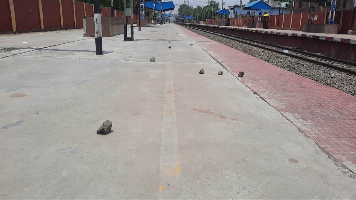 Protest Against Agnipath : गाजीपुर के जमानियां रेलवे स्टेशन पर युवकों ...