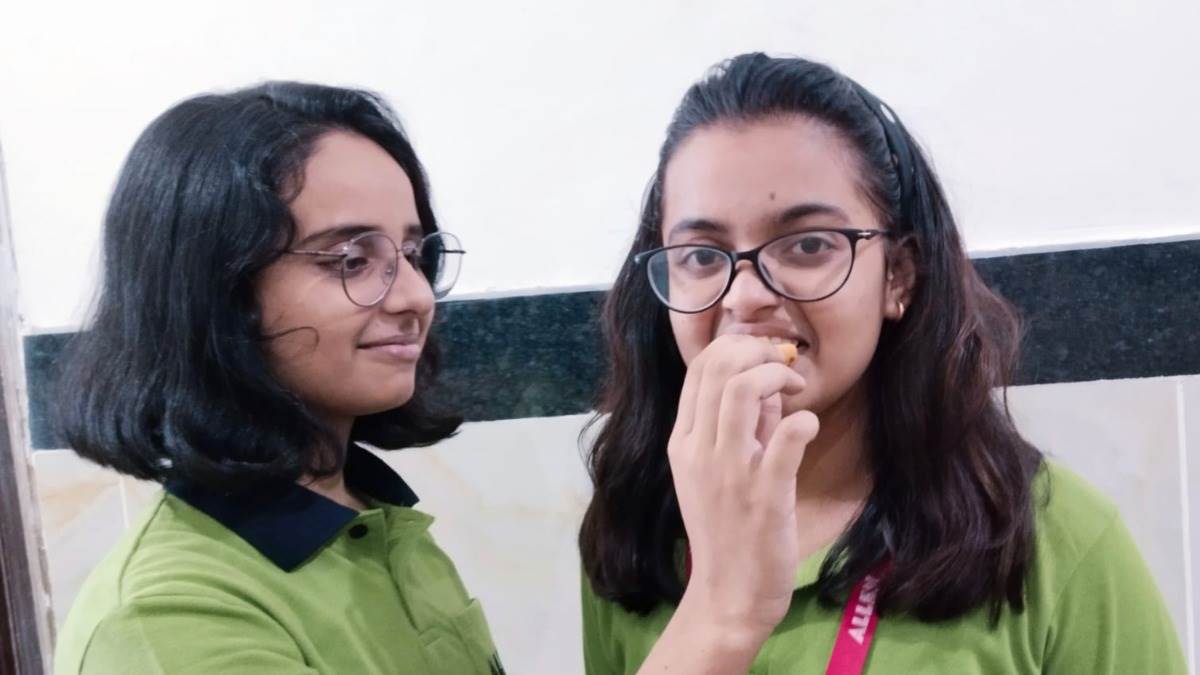 Raebareli UP Board 10th Topper: पिता के सपनों में बेटियां भर रही रंग ...