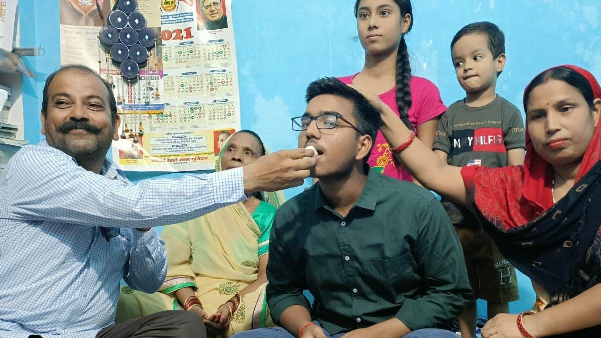 Raebareli UP Board 10th Topper List: रायबरेली के अजय ने बढ़ाया मान ...