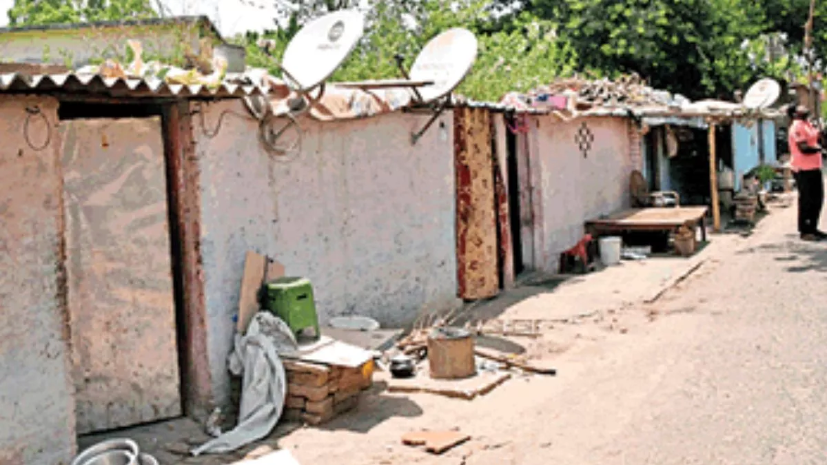 गोरखपुर में मुख्य अभियंता कार्यालय के पास ही कटिया से रोशन हो रही ...