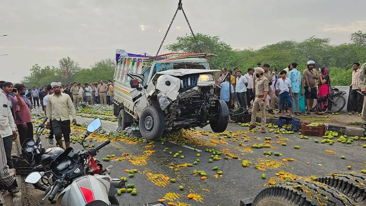 Agra Accident: भीषण सड़क हादसे में चार की मौत, बेकाबू लोडिंग मॉर्निंग वॉक कर रहे लोगों को कुचलती ...