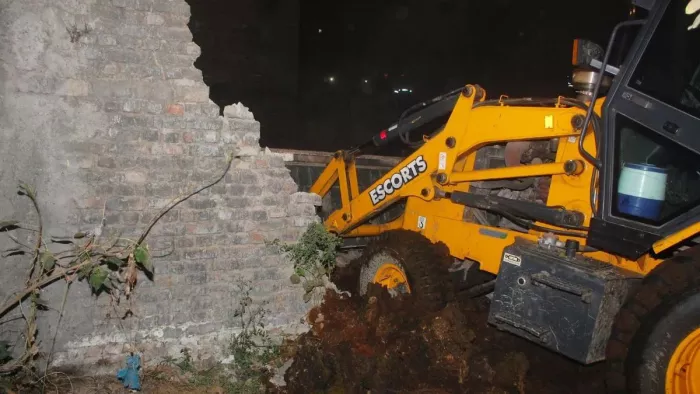 UP Bulldozer Action: यूपी में देर रात बुलडोजर एक्शन, 35 दुकानों को किया ...