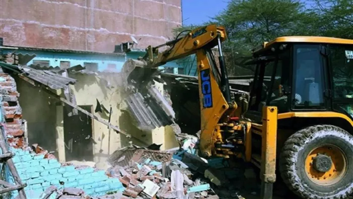 Delhi Bulldozer Action: करोल बाग में चलेगा बुलडोजर, शरणार्थी परिवारों ...