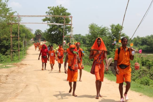 शनै: शनै कांवरिया पथ पर चढ़ने लगा केसरिया रंग