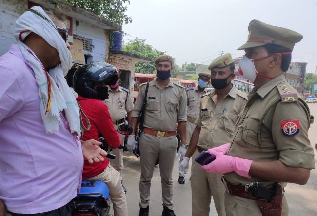 बाजारों में सन्नाटा, चौराहों पर पुलिस मुस्तैद