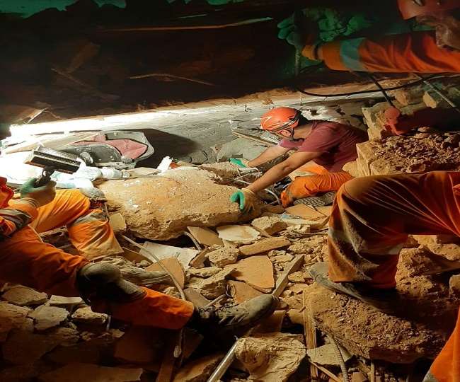 Pakistan Building Collapse: पाकिस्तान में बिल्डिंग गिरने से हादसा, 3 की ...