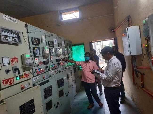 अधीक्षण अभियंता ने एसडीओ व जेई को लगाई फटकार - Superintending Engineer ...