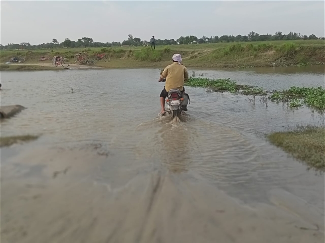 सरयू नदी की बाढ़ में डूबी बांका-बूढ़नपुर मार्ग की पुलिया - The culvert ...