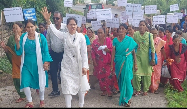 ग्रामीणों ने किया रिखणीखाल थाने का घेराव - Gramins surrounded ...