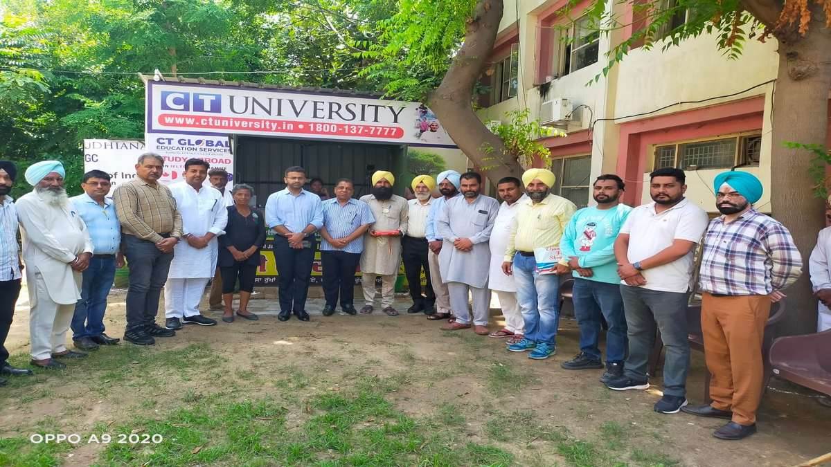Green Punjab Mission: जगराओं में एसडीएम कार्यालय के बाहर लगा वेरका बूथ ...