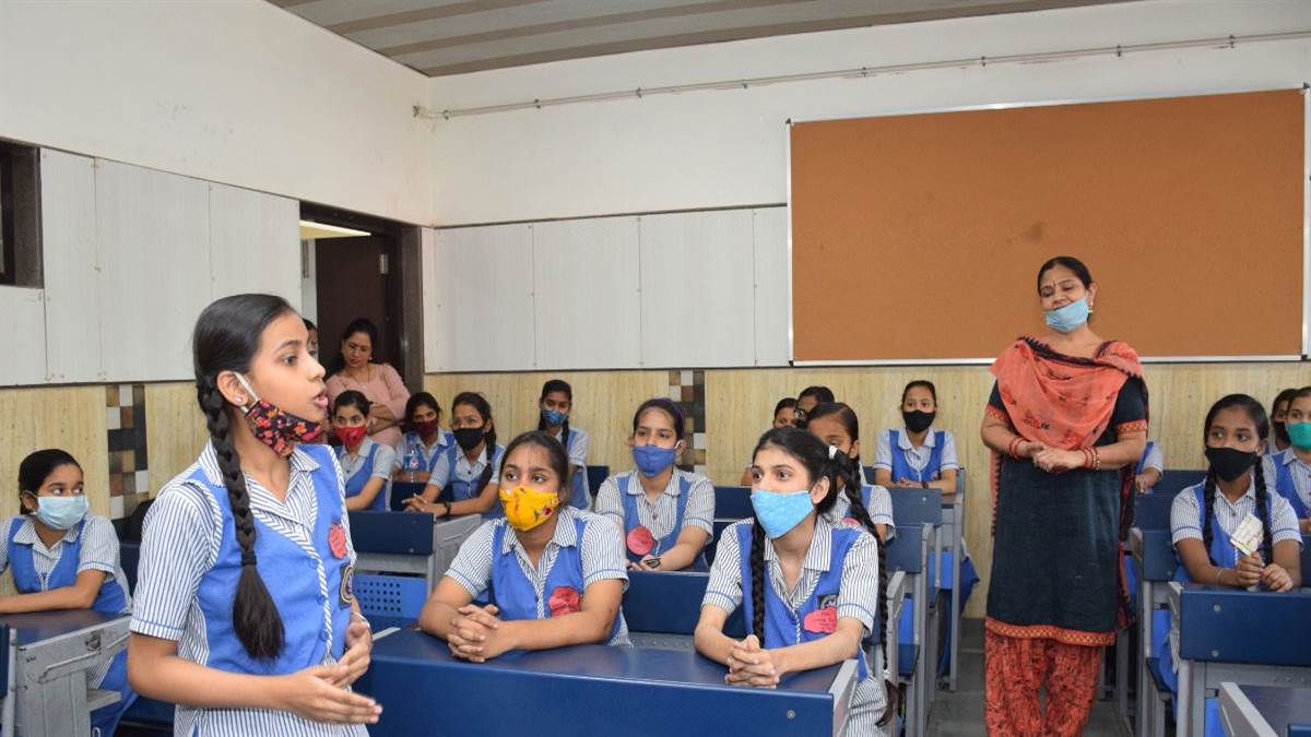 Delhi News: बिजनेस ब्लास्टर्स कार्यक्रम के तहत 12वीं के छात्रों को 24 ...