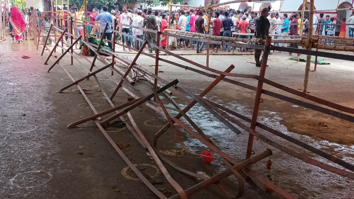 सिवान की तरह शिवहर के देकुली धाम में भी हो सकता था बड़ा हादसा, टूटी ...