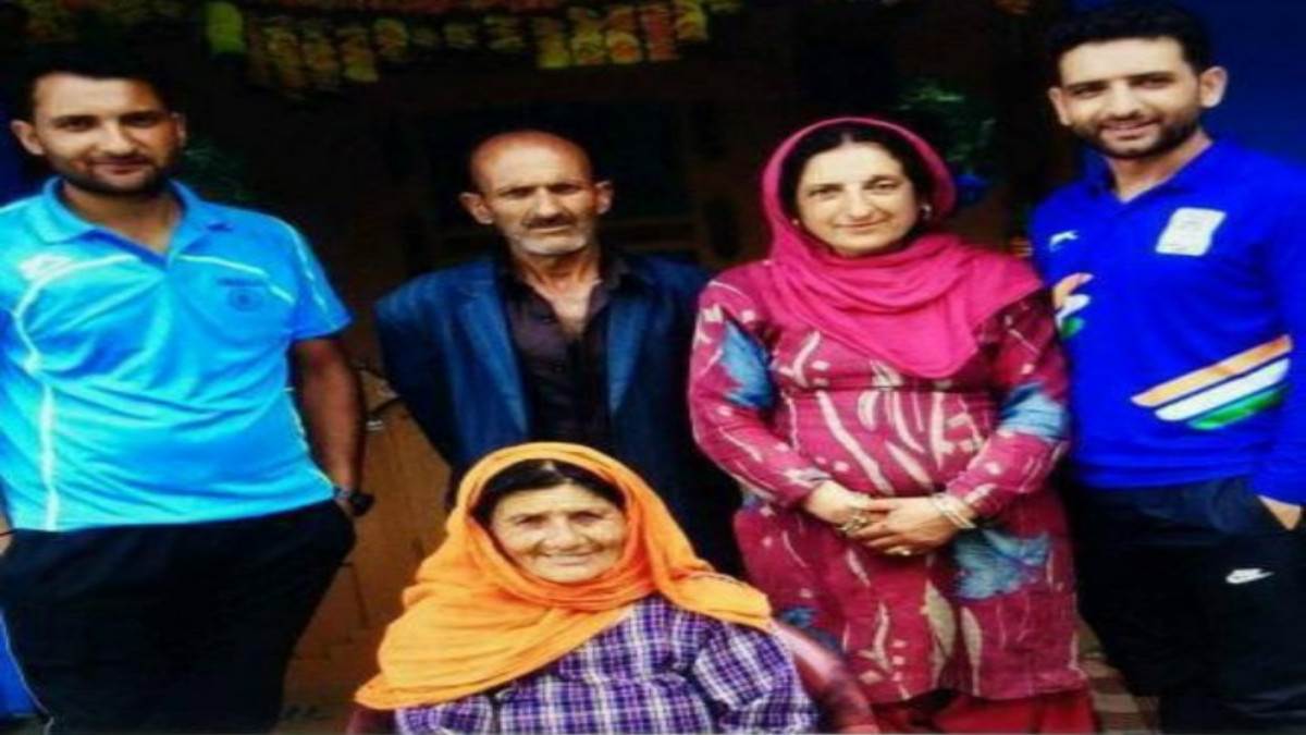 Jammu Kashmir: शूटर चैन सिंह ने जीता राइफल टीम स्पर्धा में रजत पदक ...