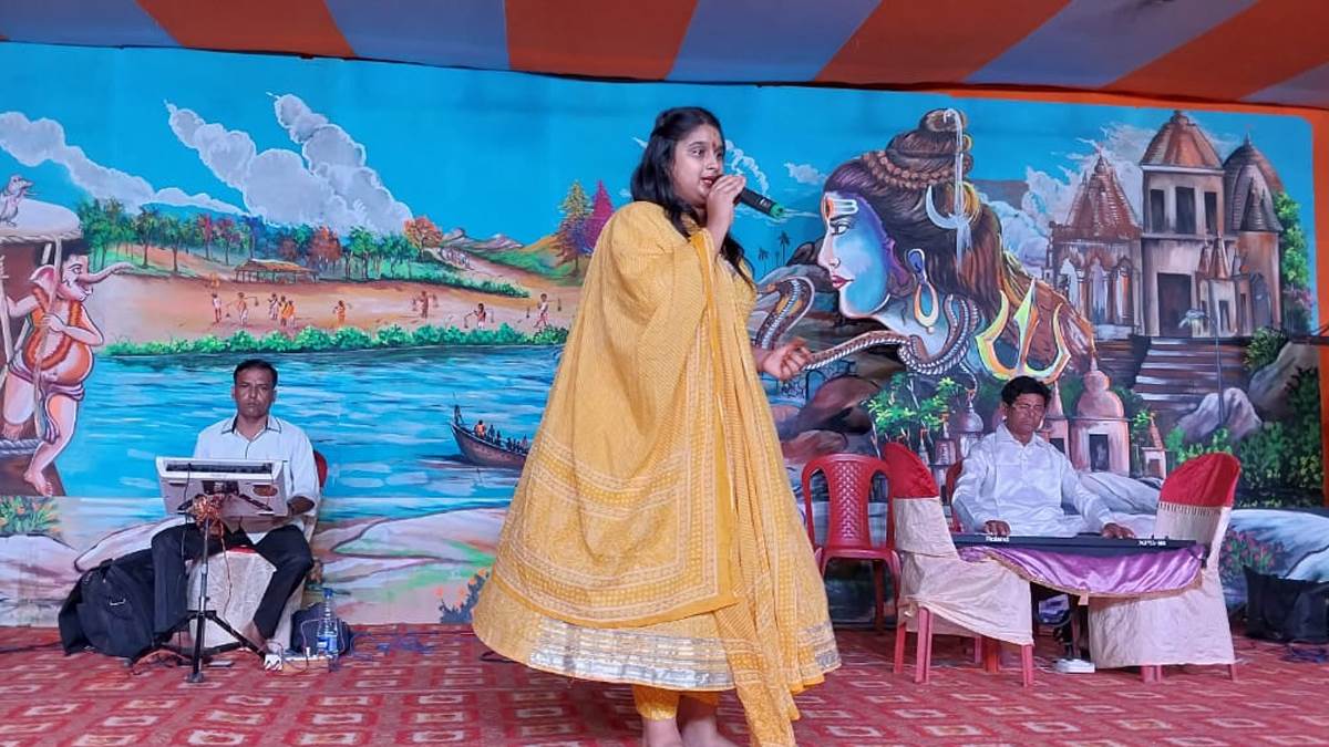 श्रावणी मेले में शिव भजनों पर थिरक रहे थे कांवरिये, तभी गायिका अलका ...