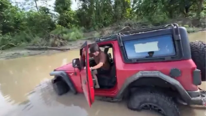 नदी में Mahindra Thar ले गए Youtuber Saurav Joshi, वीडियो हुआ वायरल ...