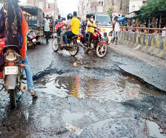 Bihar flood effect : बाढ़ और बारिश की भेंट चढ़ गईं जिले की 700 सड़कें ...