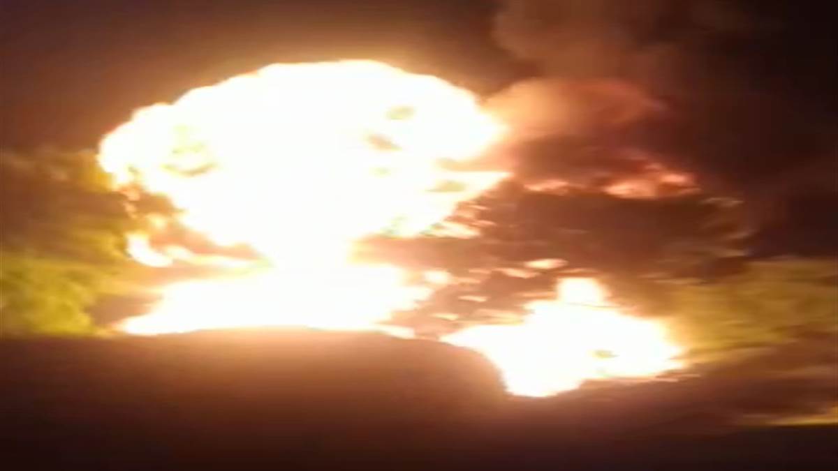 बिजली के ट्रांसफार्मर में विस्फोट, लगी आग - Electric transformer ...