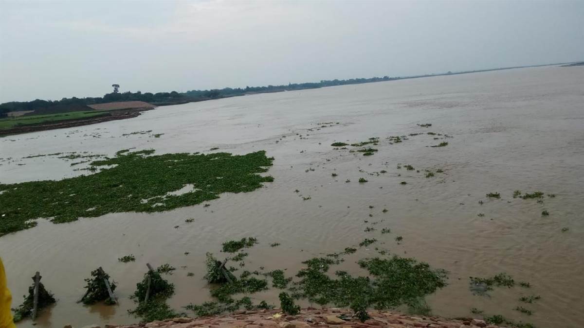 Flood In Ganga River : बलिया में एक मीटर बढ़ा गंगा का जलस्तर, तटवर्ती ...