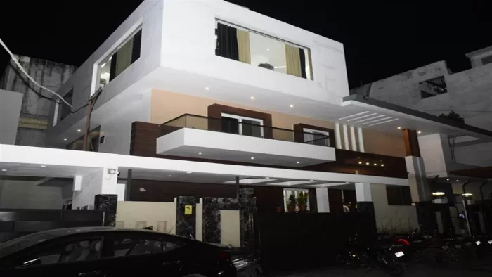 EOW Raids: जबलपुर में RTO अधिकारी के घर ईओडब्ल्यू का छापा, करोड़ों की संपत्ति बरामद - EOW Raid ...