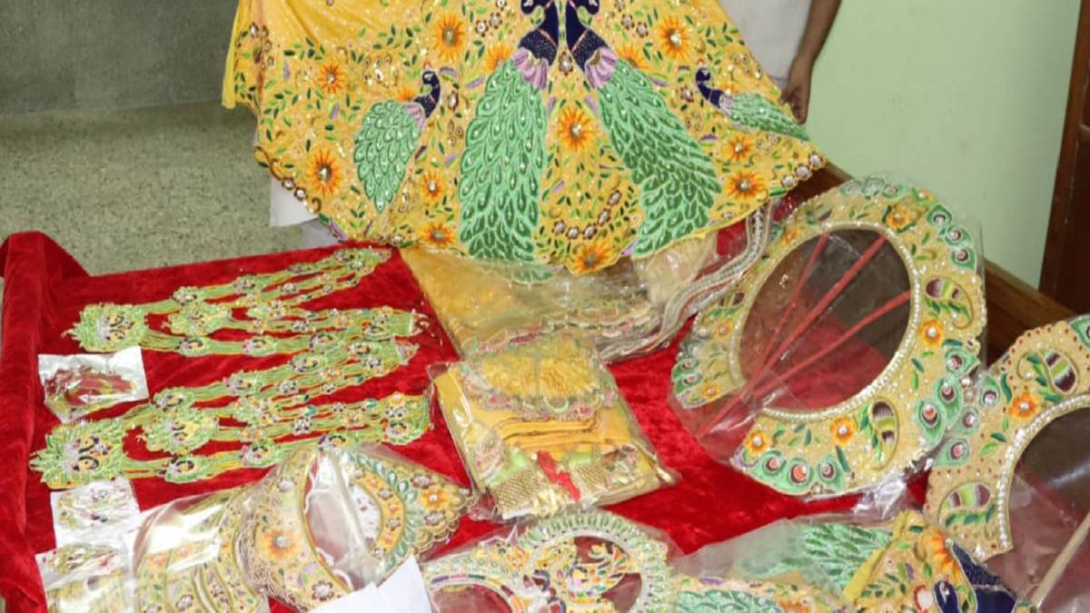 Sri Krishna Janmashtami 2022 : हाथरस की पोशाक पहन पालने में झूलेंगे ...