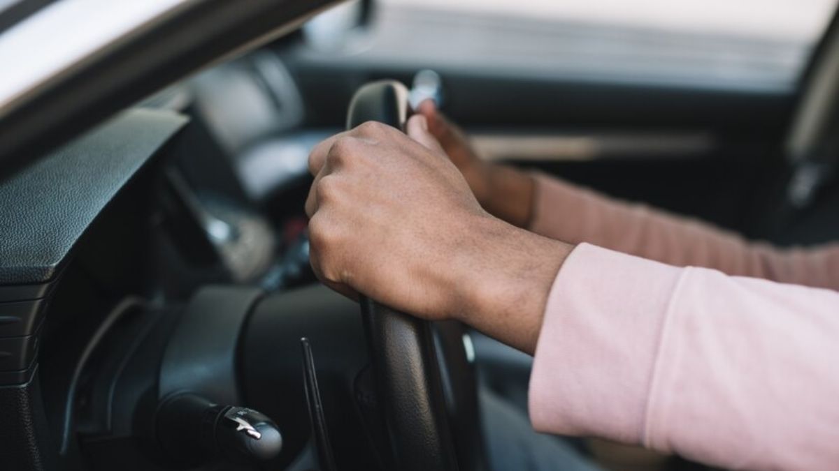 क्या भारतीय सड़कों पर चल सकती हैं Left hand drive कारें? जानिए क्या ...