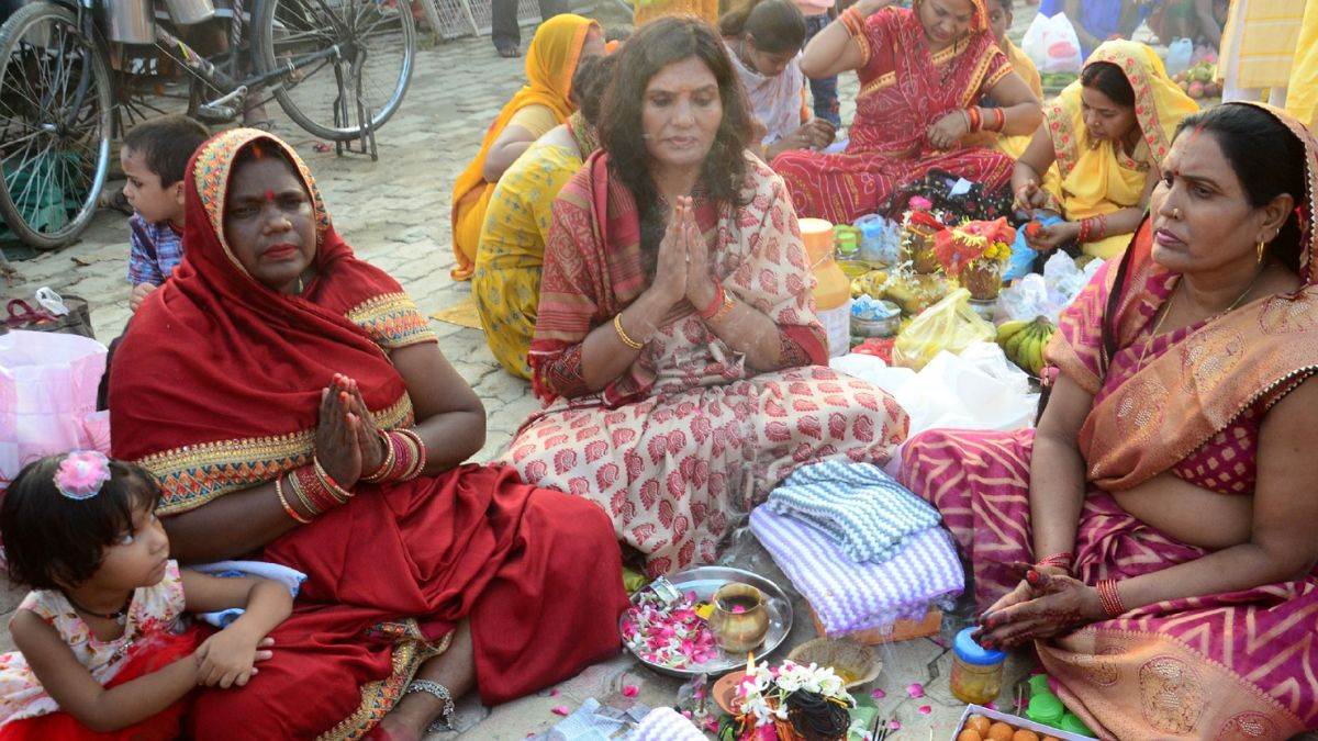 पुत्र की कुशलता के लिए महिलाओं ने रखा जीवित्पुत्रिका का व्रत, गंगा ...