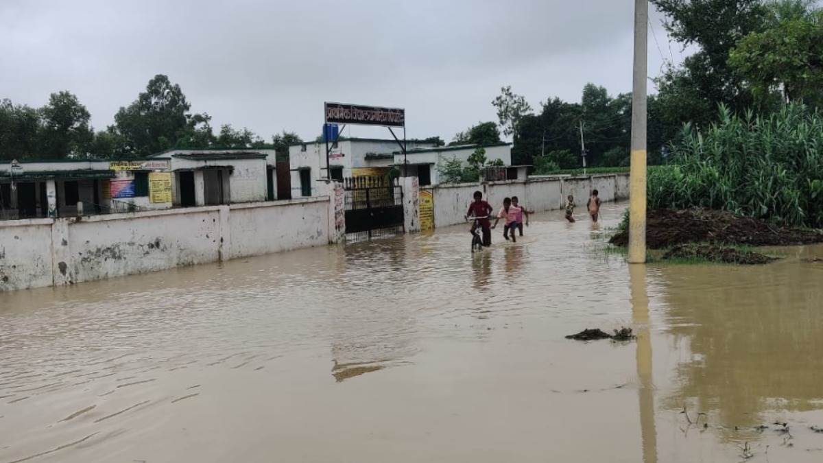 Bahraich: बाढ़ के पानी से घिर गए बहराइच के 90 गांव, तस्वीरों में देखें ...