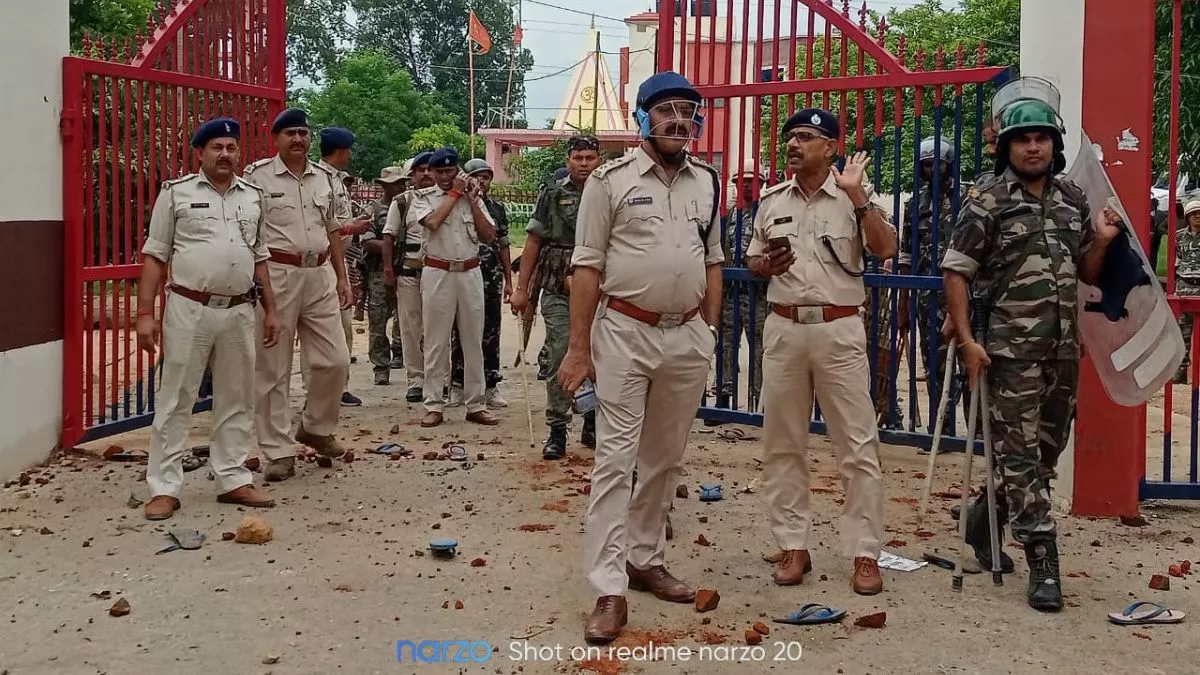 Garhwa News: लाठीचार्ज करनेवाली पुलिस पर हेमंत सरकार की बड़ी कार्रवाई ...