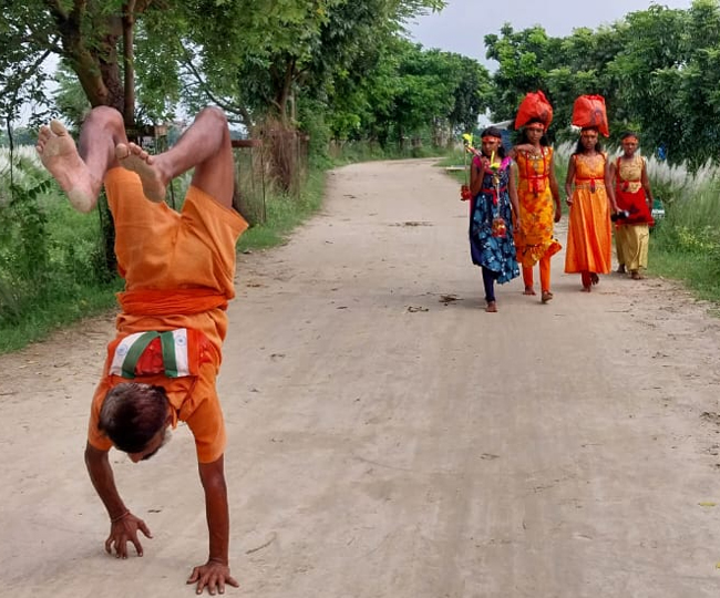 Amazing kanwariya : एक ऐसा शिवभक्‍त, जो 'बिच्छू' के समान चलकर जा रहा ...