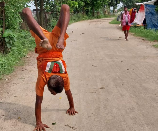 Amazing kanwariya : एक ऐसा शिवभक्‍त, जो 'बिच्छू' के समान चलकर जा रहा ...