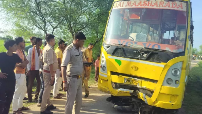 UP Accident: बांदा में स्कूल बस ने बाइक में टक्कर मारकर किसान को सौ ...