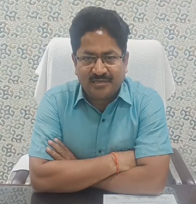 कौन हैं IAS प्रकाश चंद्र श्रीवास्तव? जिसको सीएम योगी ने फटकारा तो छिन ...