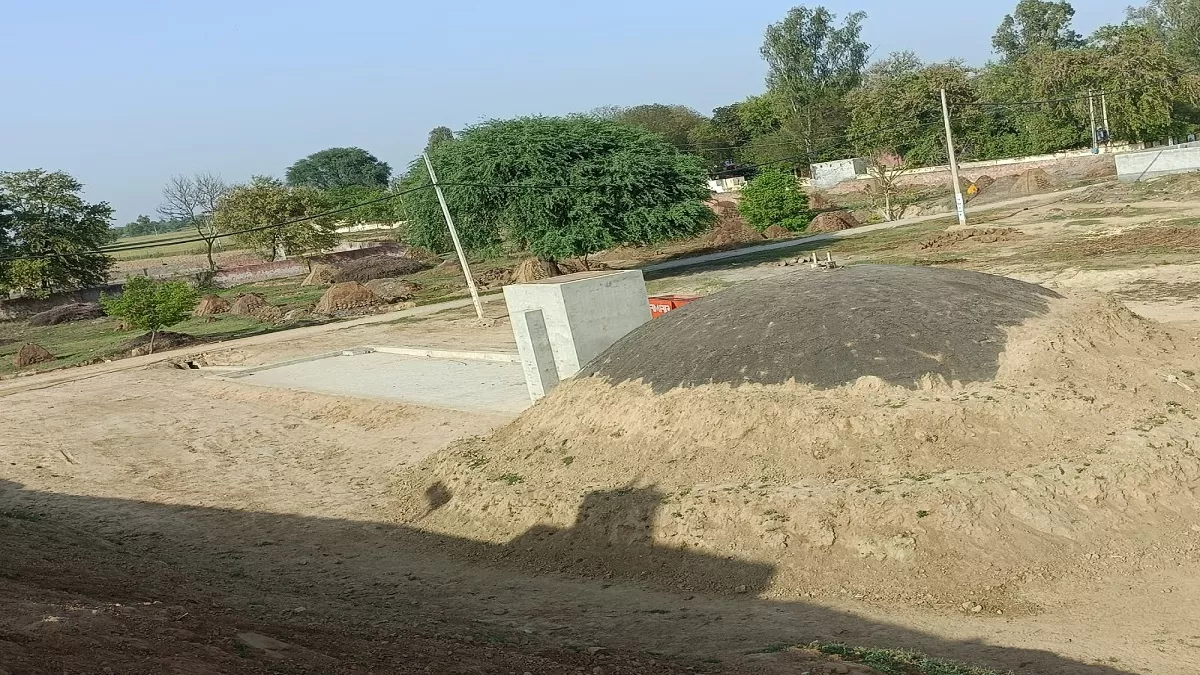 हिसार के नया गांव में गोबर गैस प्लांट का पायलट प्रोजेक्ट ठप, गलियों में ...