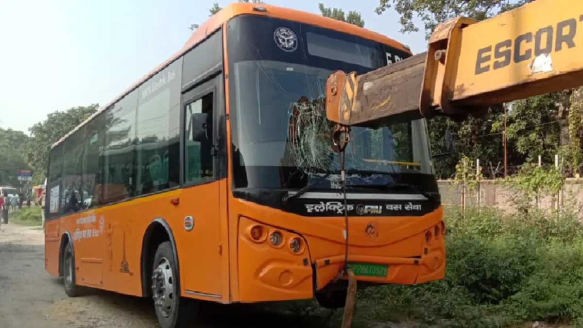 Kanpur E-Bus Accident : एक बार फिर ई-बस ने ली स्कूटी सवार की जान ...