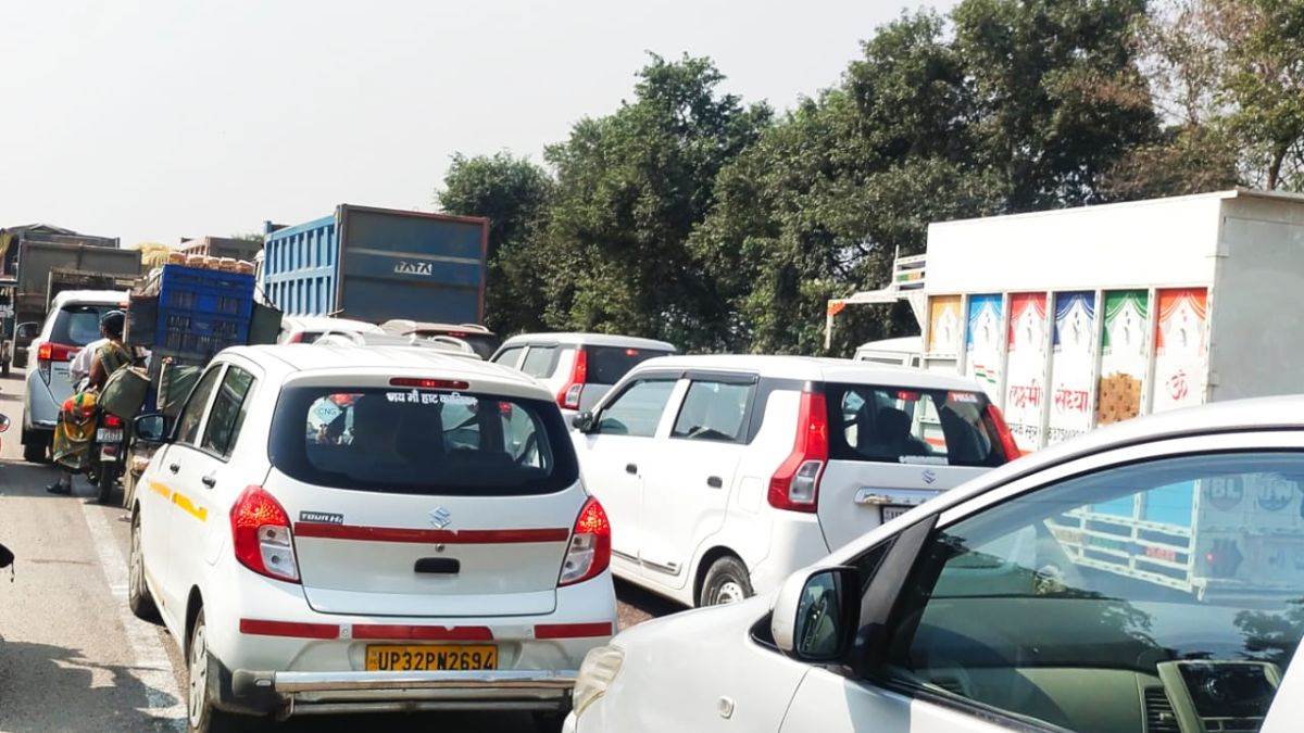 गंगा पुल पर इलेक्ट्रानिक्स सामान लदे कंटेनर में लगी आग, कानपुर-लखनऊ हाईवे पर तीन घंटे तक थमा रहा ...