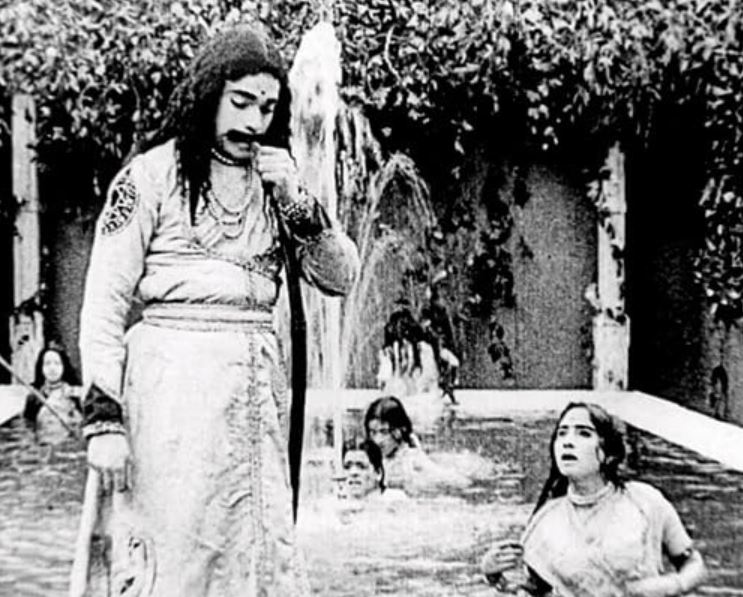 भारत की पहली बायोपिक फिल्म जिसमें सिर्फ मर्दों ने किया था काम, आग लगने ...