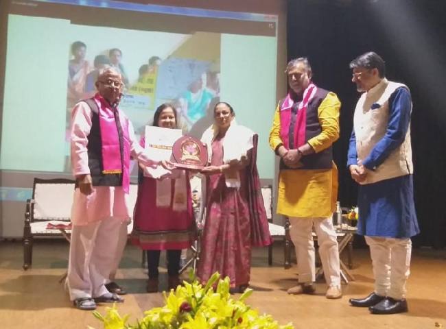 समाजसेवी सुमन संत ईश्वर सेवा सम्मान से सम्मानित - samaj sevi suman were ...