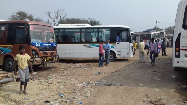 प्राइवेट बस स्टैंड में सुविधाओं का अकाल, यात्री परेशान - Famine in ...